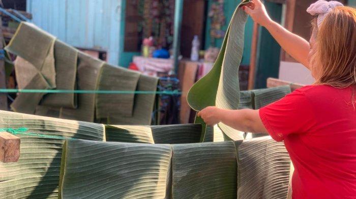 Cerita Tradisi Jemur Daun Pisang Masyarakat Bugis Samarinda Seberang ...