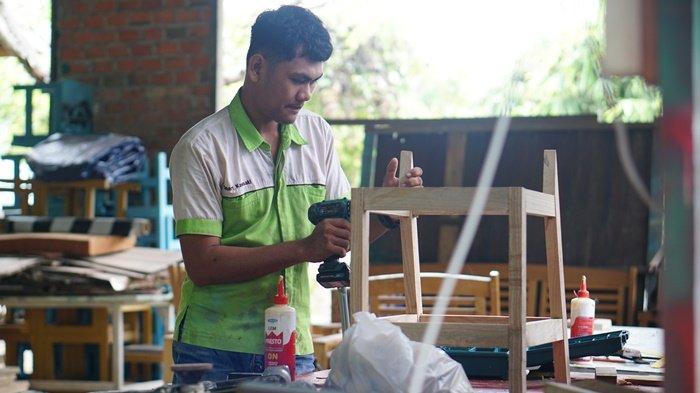 Bertukang di Lingkar Tambang, MHU Asah Keterampilan Perajin Mebel ...