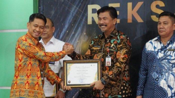 Kukar Raih Penghargaan Satker Terbaik Penyerah Piutang Lingkup Pemerintah Daerah - Tribunkaltim.co