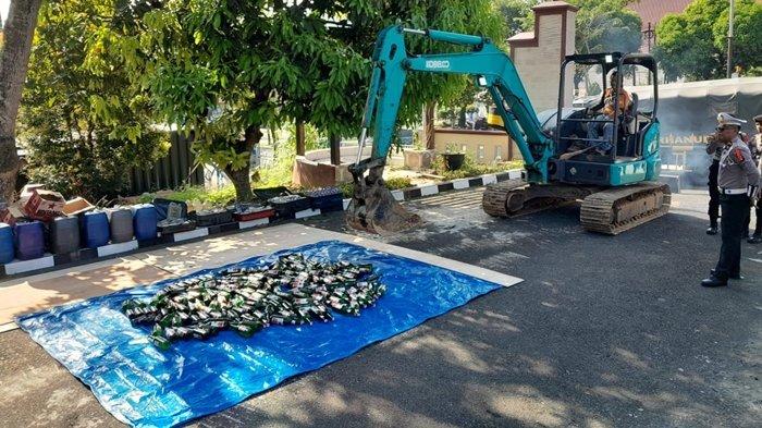 Polres Bontang Musnahkan Ratusan Liter Miras Kemasan dan Ciu Hasil Sitaan Operasi Pekat ...