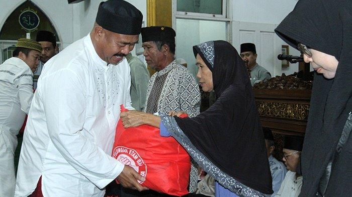 Safari Subuh di Masjid Al-Musyafirin, Bupati Serahkan Bantuan dan Bingkisan bagi Warga ...
