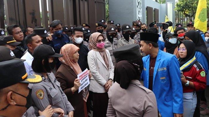 PMII Tolak Kenaikan Harga BBM, Unjuk Rasa di Depan Kantor DPRD Kaltim - Tribunkaltim.co