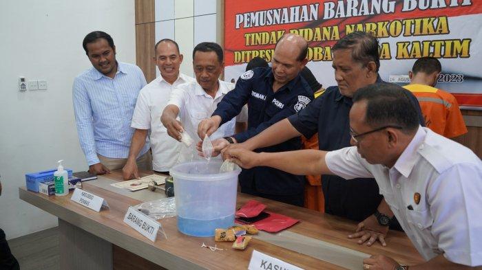 Polda Kaltim Musnahkan Barang Bukti Hasil Tangkapan di Balikpapan, 192 Gram Sabu Diblender ...