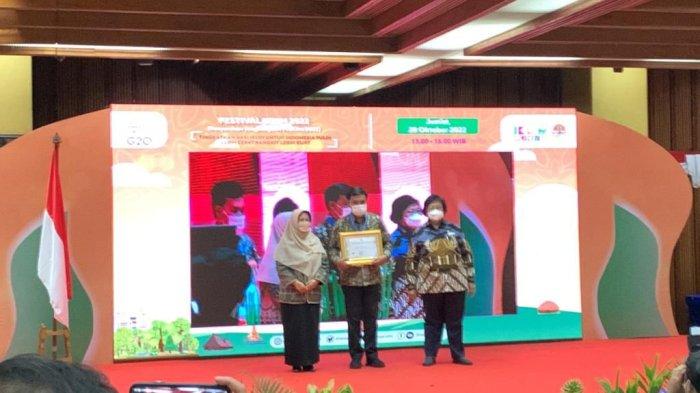 Kaltim Banjir Penghargaan dari Kementerian LHK RI, Terima Trophy ...