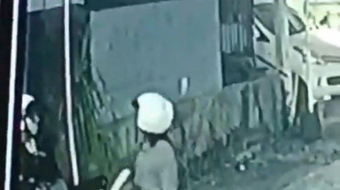 Dua Perempuan Curi Sandal Dihujat Netizen Bontang - Tribunkaltim.co