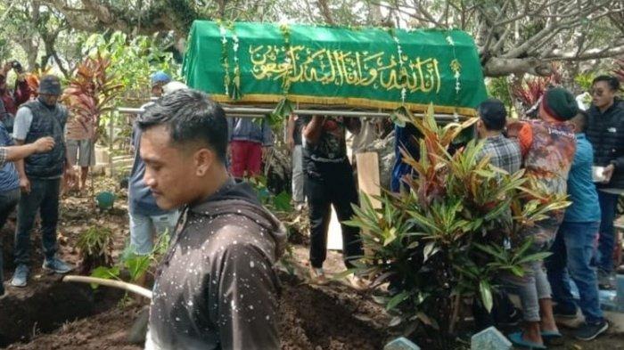 UPDATE Tragedi Kanjuruhan Jumlah Korban Tewas Jadi 135 Orang, Farzah Dwi Kurniawan Meninggal di ...