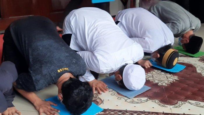 Sujud Syukur Rizki Saputra, WBP Rutan yang Bebas Setelah Mendapat ...