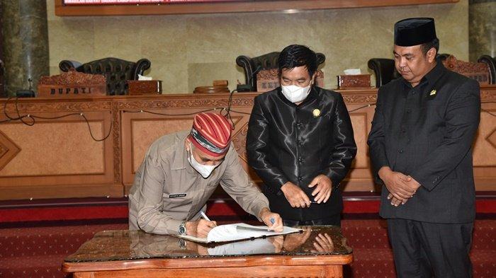Pemkab-DPRD Setujui Rp 2,11 Triliun APBD Kubar 2023 - Tribunkaltim.co