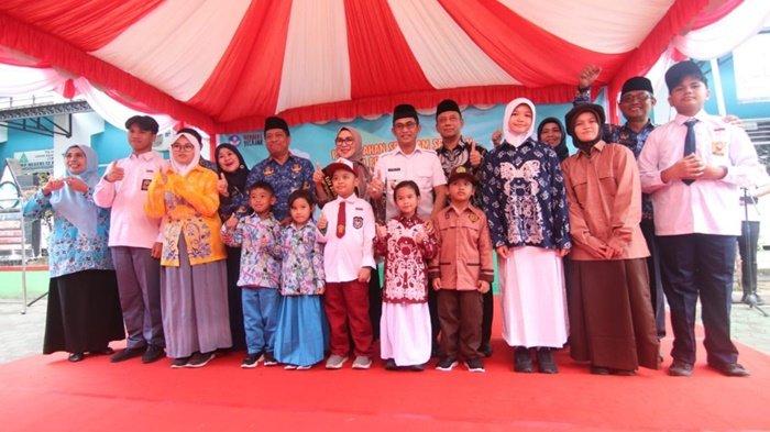 Program Bantuan Seragam Sekolah Gratis di Balikpapan Disalurkan, Ringankan Beban Orangtua Siswa ...