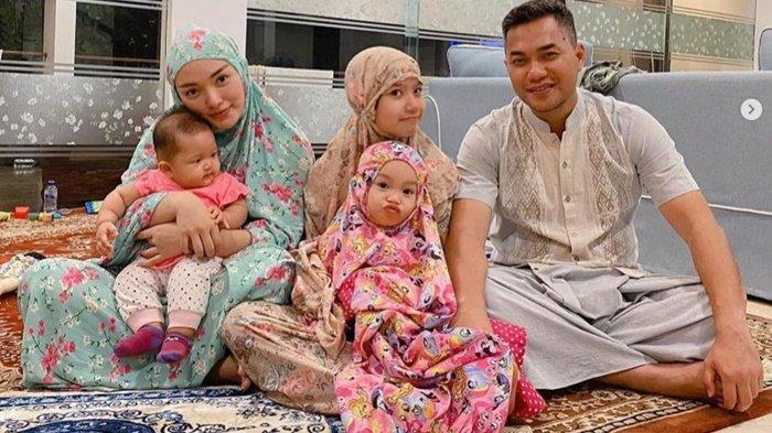 Potret Keluarga Harmonis Zaskia Gotik, Shalat Bersama Sirajuddin Mahmud ...