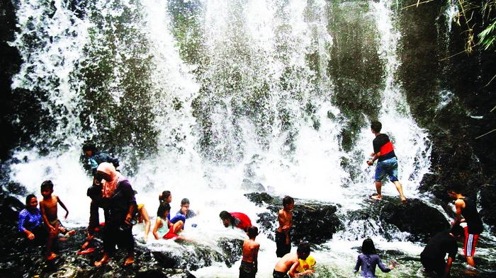Jantur Mapan, Air Terjun yang Jernih dan Sejuk di Bawah Jalan ...