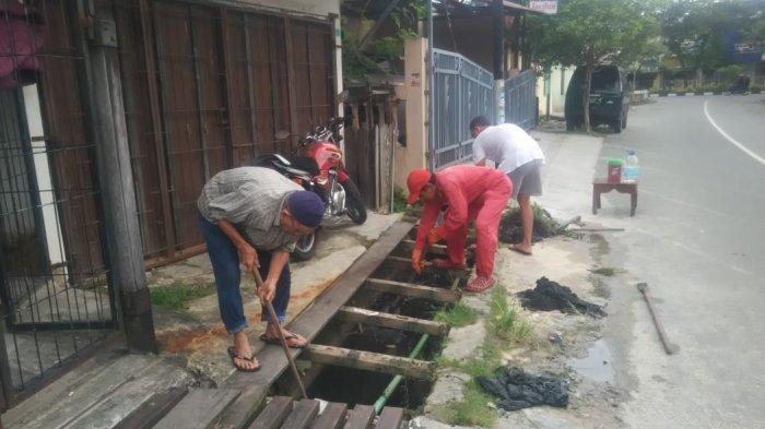 Tim Gaban Turun Bersihkan Parit dan Salurah Air di Lima Kelurahan ...