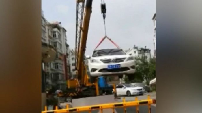 Parkir di Tempat Terlarang, Mobil Diangkat "Crane" ke Atap Gedung ...