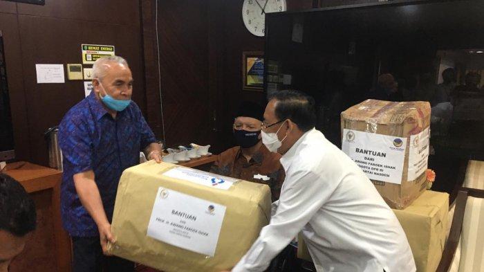 Jarang Terjadi Gubernur Kaltim Isran Noor Angkat Kardus Besar, Staf ...