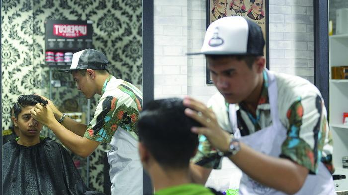 Rambut Klimis Kembali Jadi Tren, Pria pun Pilih Barbershop ...