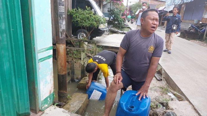 Pipa Utama PDAM Bocor, Warga Jalan Suryanata Samarinda Ulu Sempat Mandi ...