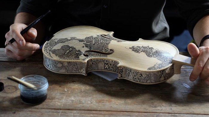 Di Tangan Pria Ini, Alat Musik Milikmu Dibuat Beda dari yang Lain, Unik ...