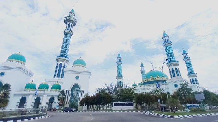 Masjid Agung Al-Faruq Sangatta Kutai Timur Bagikan 150 Paket Takjil ...