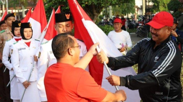 Bupati Edi Damansyah Serahkan 10 Juta Bendera Merah Putih kepada Forum ...
