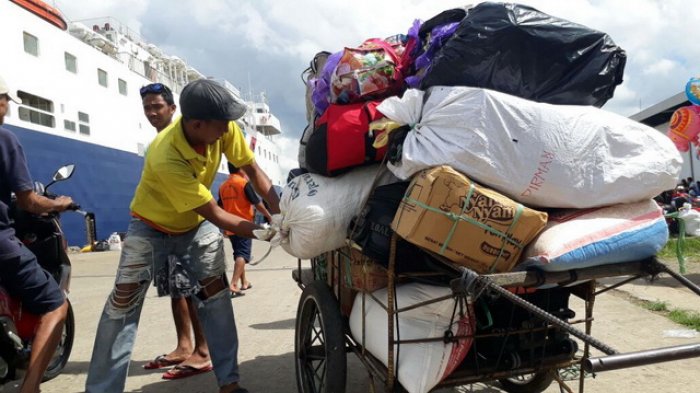 Momen Idul Fitri Jadi Berkah bagi Buruh Angkut Pelabuhan - Tribunkaltim.co