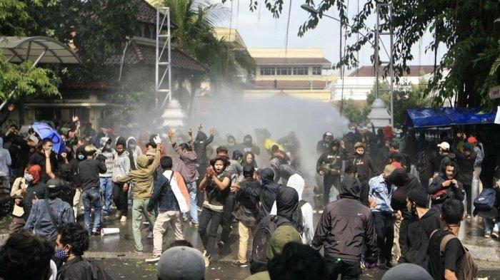 Demo Tolak Omnibus Law UU Cipta Kerja di Malioboro RICUH, Lempar Botol hingga Batu, Ada yang ...