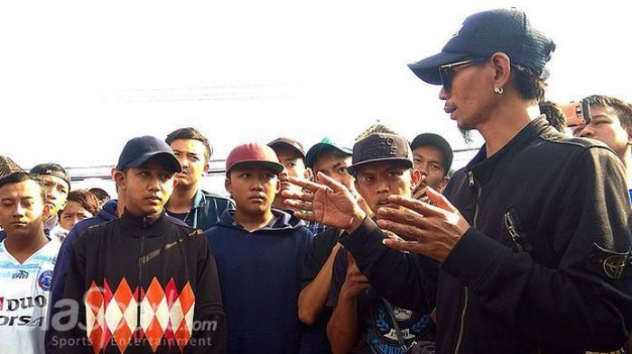 Yuli Sumpil, Dirigen Aremania Dilarang Masuk Stadion Seumur Hidup, Gara ...