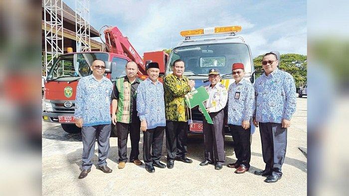 Tunjang Kerja Lapangan, Bupati FX Yapan Serahkan Mobil Derek dan ...