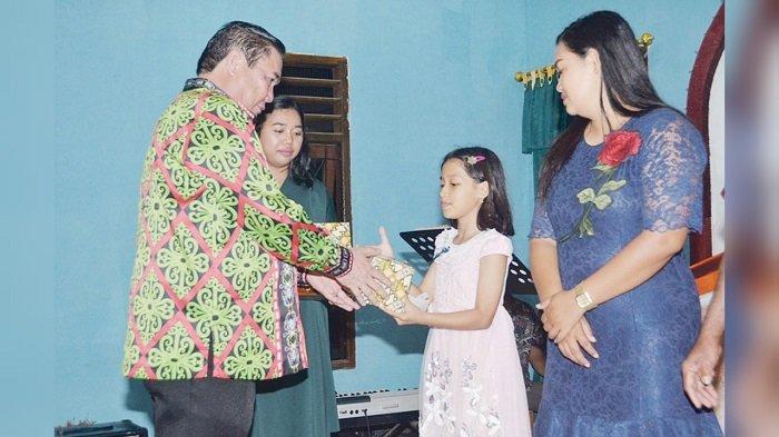 Natal di GKE Jemaat Hosana Rejo Basuki, Bupati Kubar Ajak Gereja Bantu ...