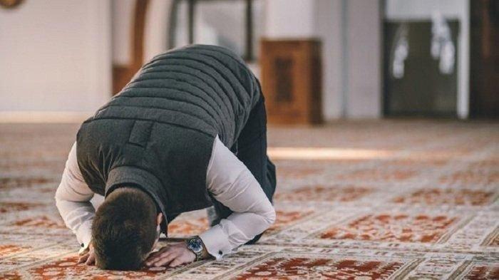 3 Doa yang Bisa Diamalkan saat Sujud Sholat, Ini 8 Keutamaan Berdoa ...