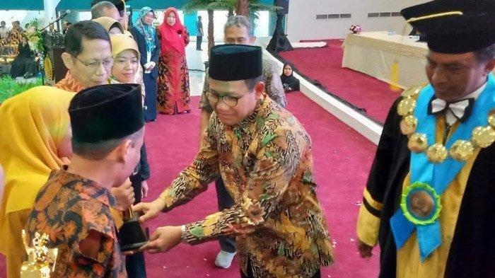 Puluhan Tahun Guru Agama Ini Jalankan Profesi Hanya Andalkan Kedua ...