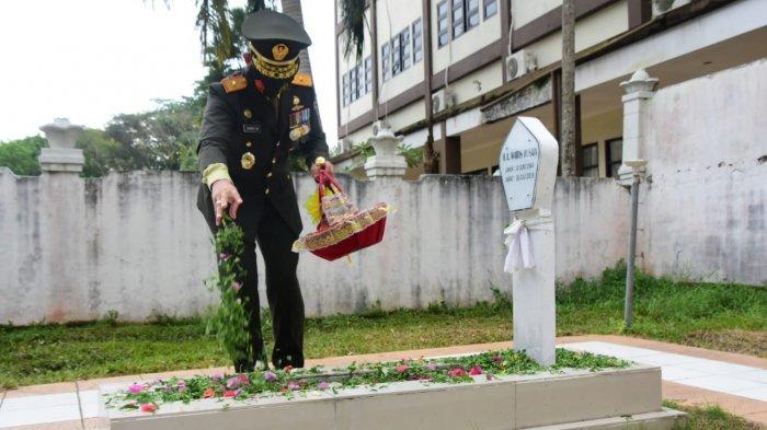 Jelang HUT TNI, Korem 091/ASN Ziarah Taman Makam Pahlawan di Samarinda ...