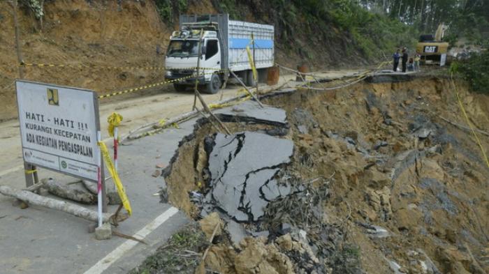Longsoran di Jalan Poros Antar Provinsi Makin Parah, Batang Pohon ...