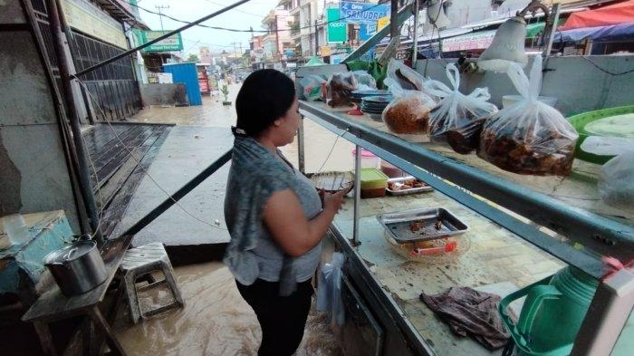 Banjir di Samarinda, Warga Tetap Nekat Berjualan Nasi Demi Dapat Uang - Tribunkaltim.co