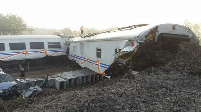 Foto-foto Kecelakaan Kereta Api Sancaka, Sungguh Mengerikan ...
