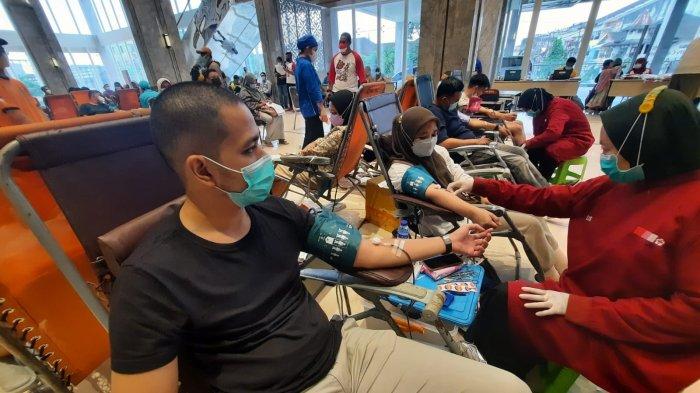 PMI dan BDDS Kumpulkan 400 Kantong Darah di Mall City Centrum Samarinda ...