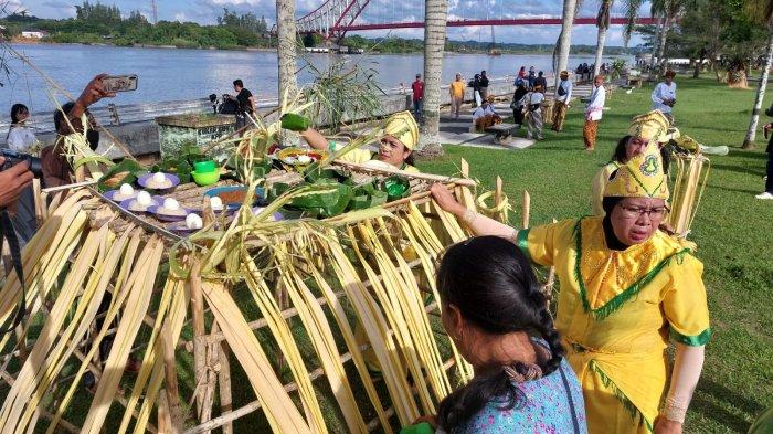 Tradisi Sambut Pesta Adat Erau 2022, Kesultanan Kutai Kartanegara Gelar ...