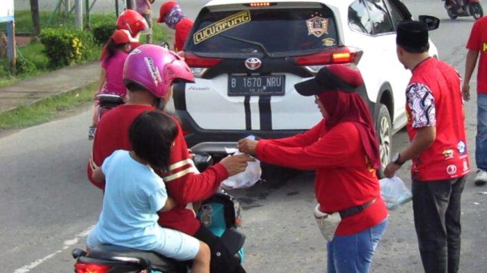 KKBM Malinau Bagi 500 Takjil di Lampu Merah - Tribunkaltim.co