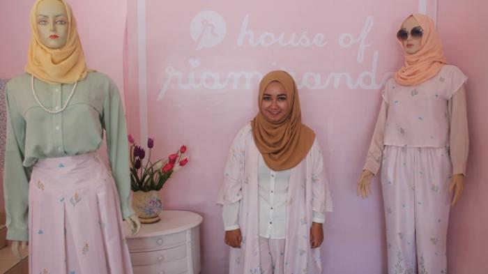 Bunga-bunga Tren Motif Busana yang Makin Menggoda - Tribunkaltim.co