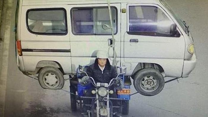 Wow, Motor Angkut Mobil Terekam Kamera - Tribunkaltim.co