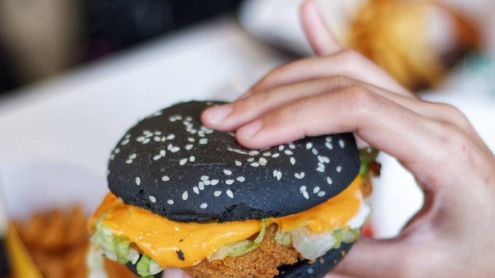 6 Menu Baru McDonald's yang Wajib Dicoba, Burger Hitam hingga Ayam Saus ...