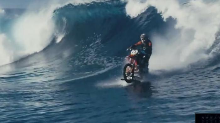 VIDEO – Gila, Berselancar di Ombak Besar Menggunakan Motor Trail ...