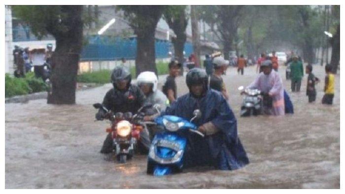 Lagi Musim Hujan, Ini Cara Mengatasi Motor Mogok saat Menerjang Banjir ... Lagi Musim Hujan, Ini Cara Mengatasi Motor Mogok saat Menerjang Banjir ...