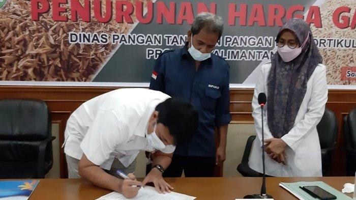 Stabilkan Harga dan Tingkatkan Ketersediaan Beras, Bulog Serap Produksi Petani - Tribunkaltim.co