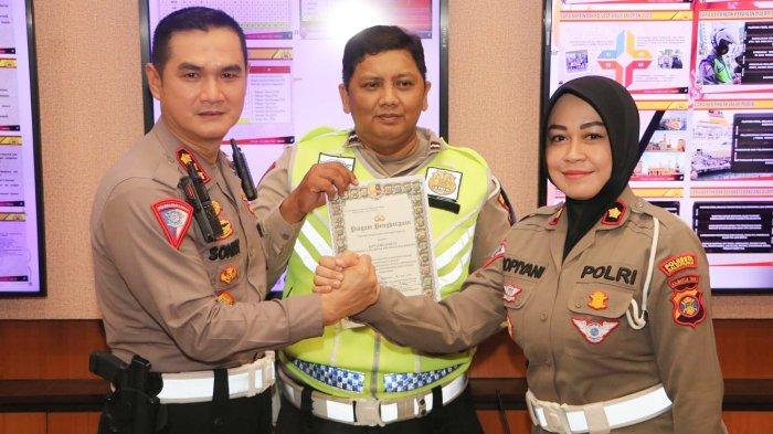 Aiptu Mujianto, Polisi Balikpapan yang Kembalikan Temuan Dompet Berisi Uang Jutaan Rupiah ke ...