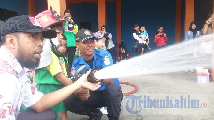 Kenalkan Profesi Pemadam Kebakaran, Murid Play Group Belajar Padamkan ...