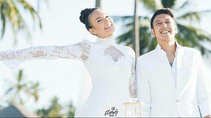 Uniknya Souvenir Resepsi Pernikahan Nadine Chandrawinata dan Dimas Anggara - Tribunkaltim.co