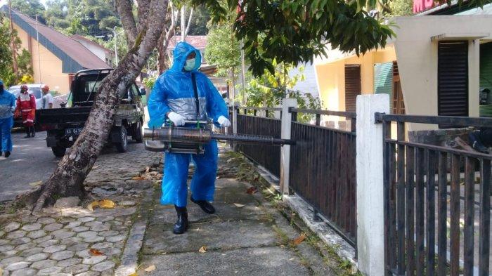 Pakai APD Lengkap Petugas Gabungan Semprot Desinfektan di Lingkungan ...