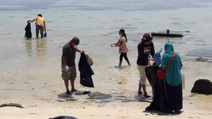 Relawan Pandu Laut Nusantara Bersih-bersih Pantai Pulau Derawan ...