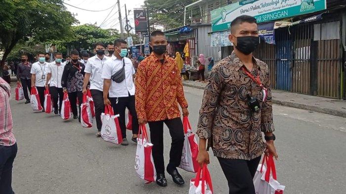 Rela Antre Panjang, Pedagang Pasar Sepinggan Balikpapan Rebutan Paket ...