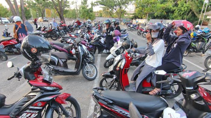 Begini Nih Cara Parkir yang Benar Kalau Mau Motor Matic Kamu Anti ...